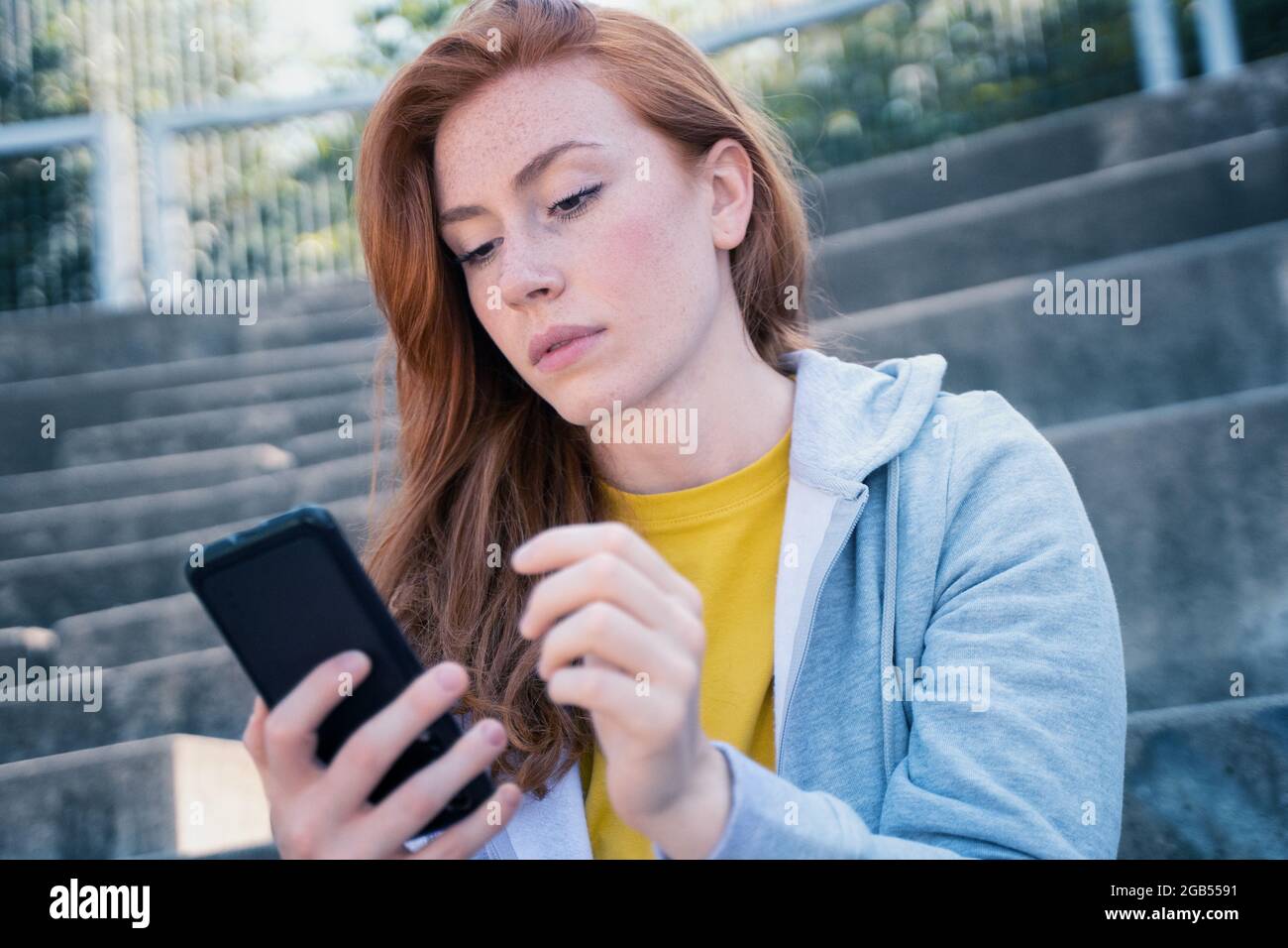 Girl smartphone scared hi-res stock photography and images - Alamy