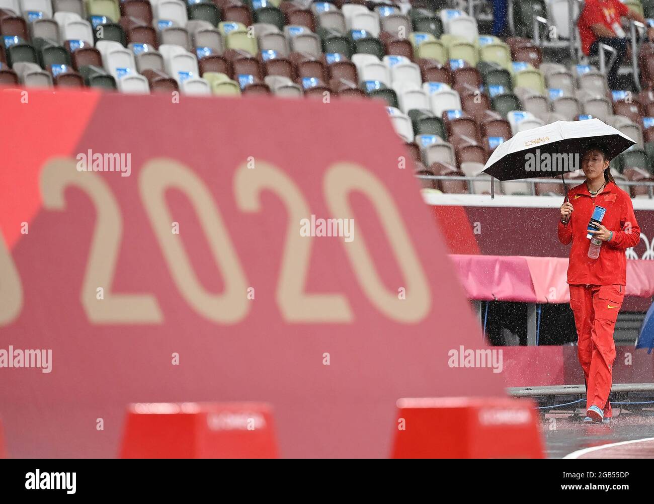 Tokyo, Japan. 2nd Aug, 2021. Xu Huiqin of China reacts under the rain ...