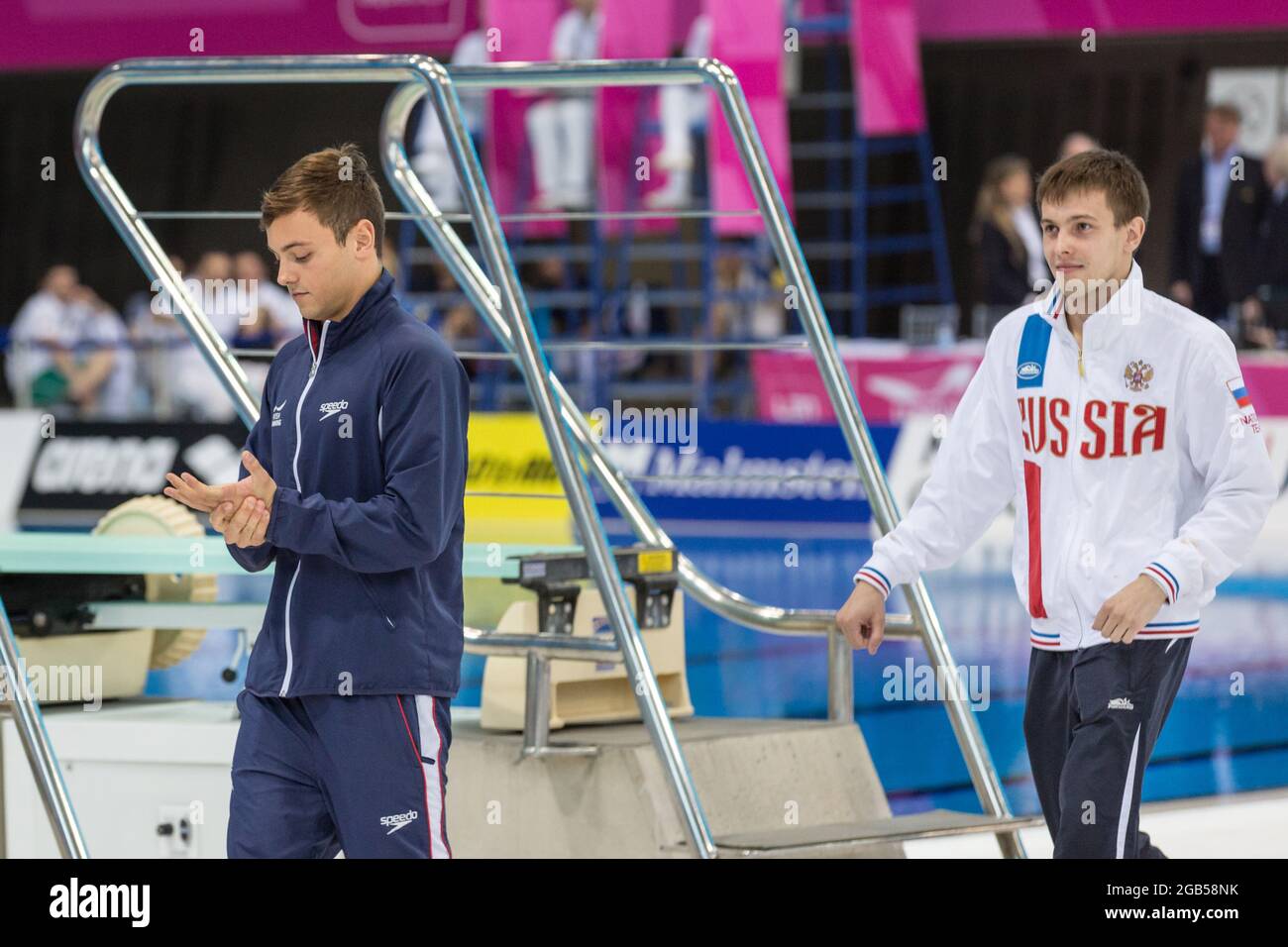 British diver Tom Daley (Thomas Daley) walks ahead of Russian diver ...