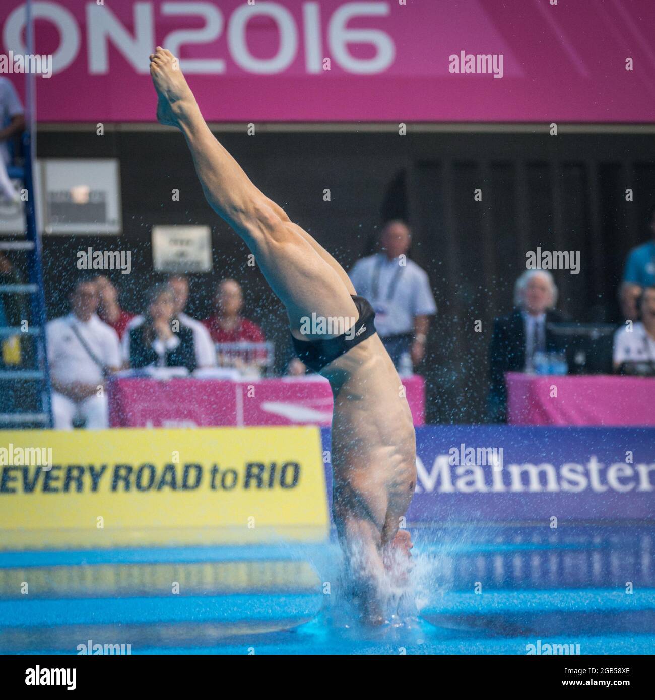 British diver Tom Daley (Thomas Daley) 10 m platform dive, dives into ...