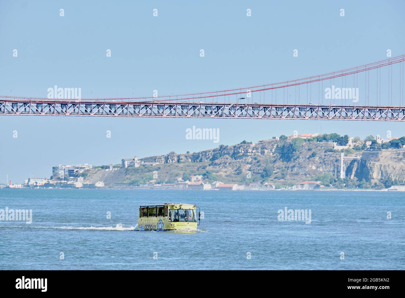 Amphibious bridge hi-res stock photography and images - Alamy