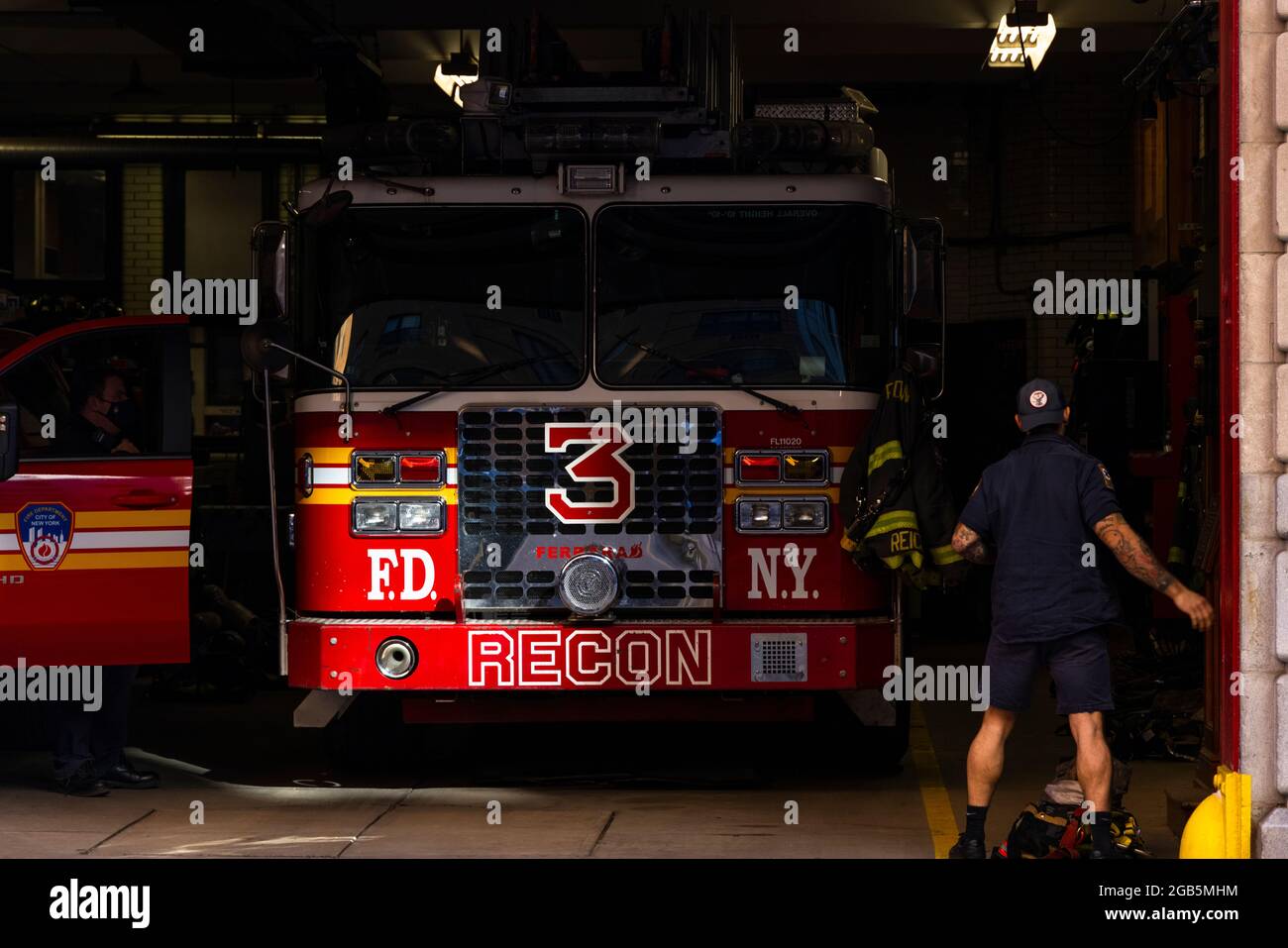 Fdny firefighter hi-res stock photography and images - Alamy