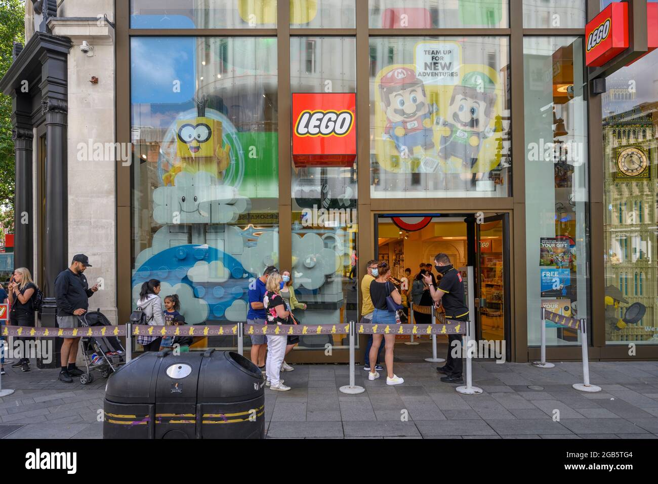 Queue of people entering lego store hi-res stock photography and images ...