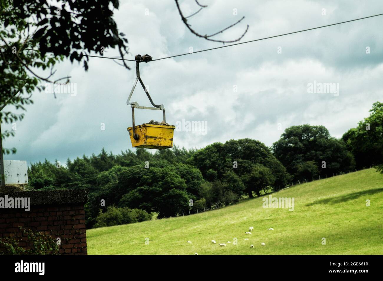 Pulley system bucket hi-res stock photography and images - Alamy