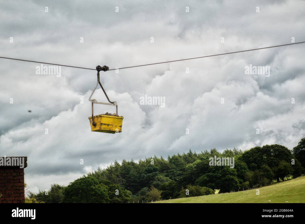 Pulley system bucket hi-res stock photography and images - Alamy