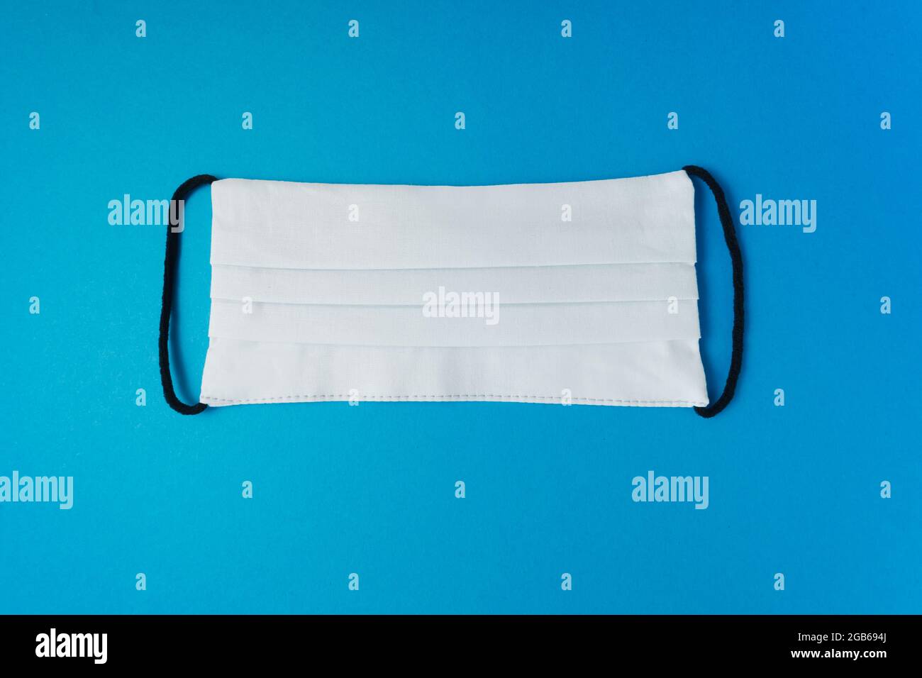 Syringe blue surgical mask hi-res stock photography and images - Alamy