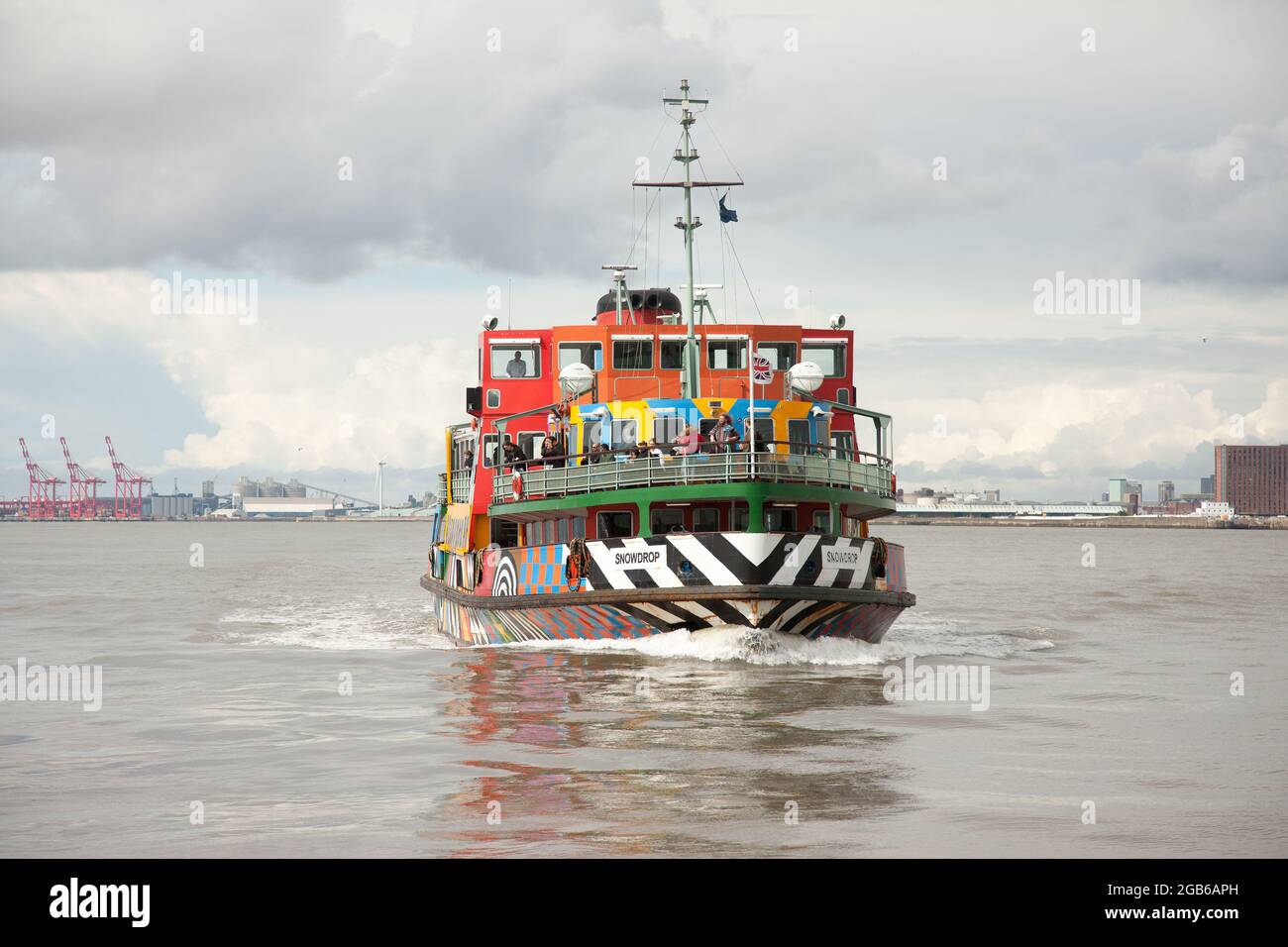 Woodside Birkenhead river Mersey ferry Stock Photo - Alamy