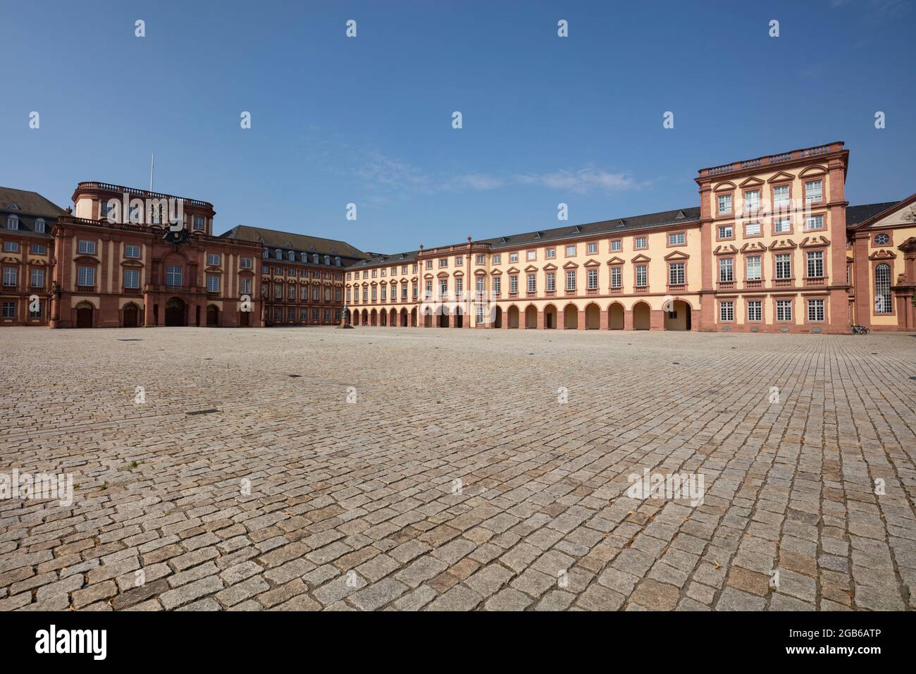 Baroque palace hi-res stock photography and images - Alamy
