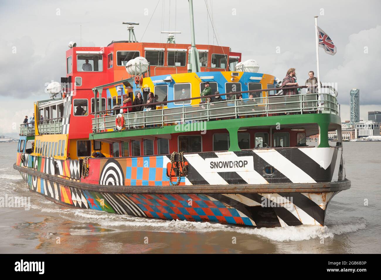Woodside Birkenhead river Mersey ferry Stock Photo - Alamy