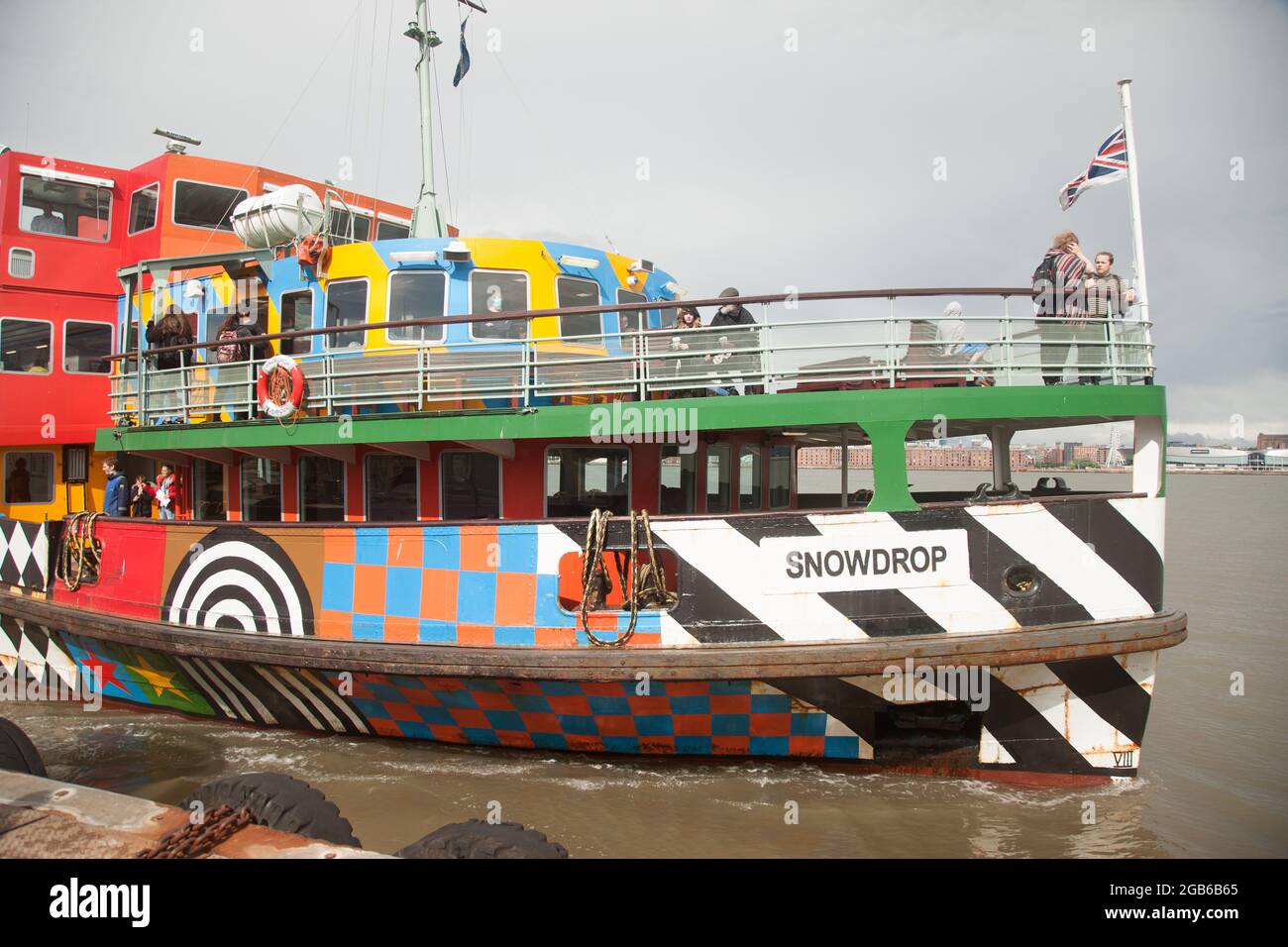 Woodside Birkenhead river Mersey ferry Stock Photo - Alamy
