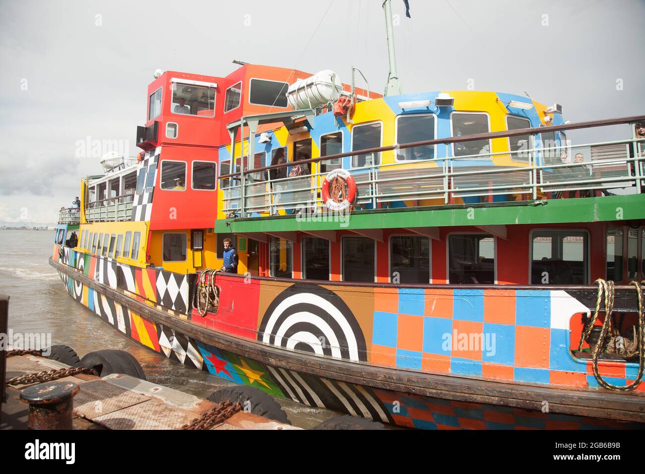 Woodside Birkenhead river Mersey ferry Stock Photo - Alamy
