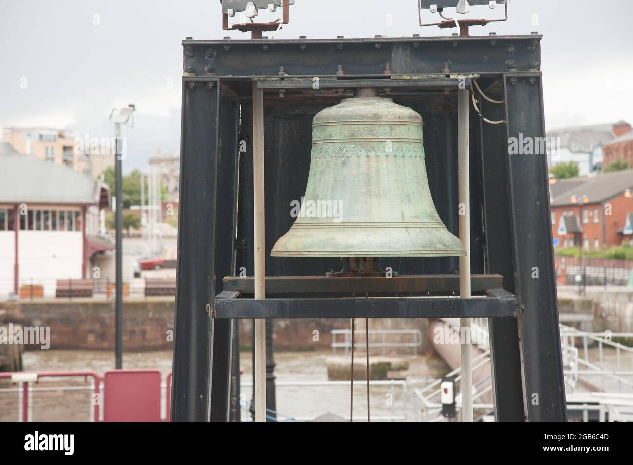 Woodside Birkenhead river Mersey ferry Stock Photo - Alamy