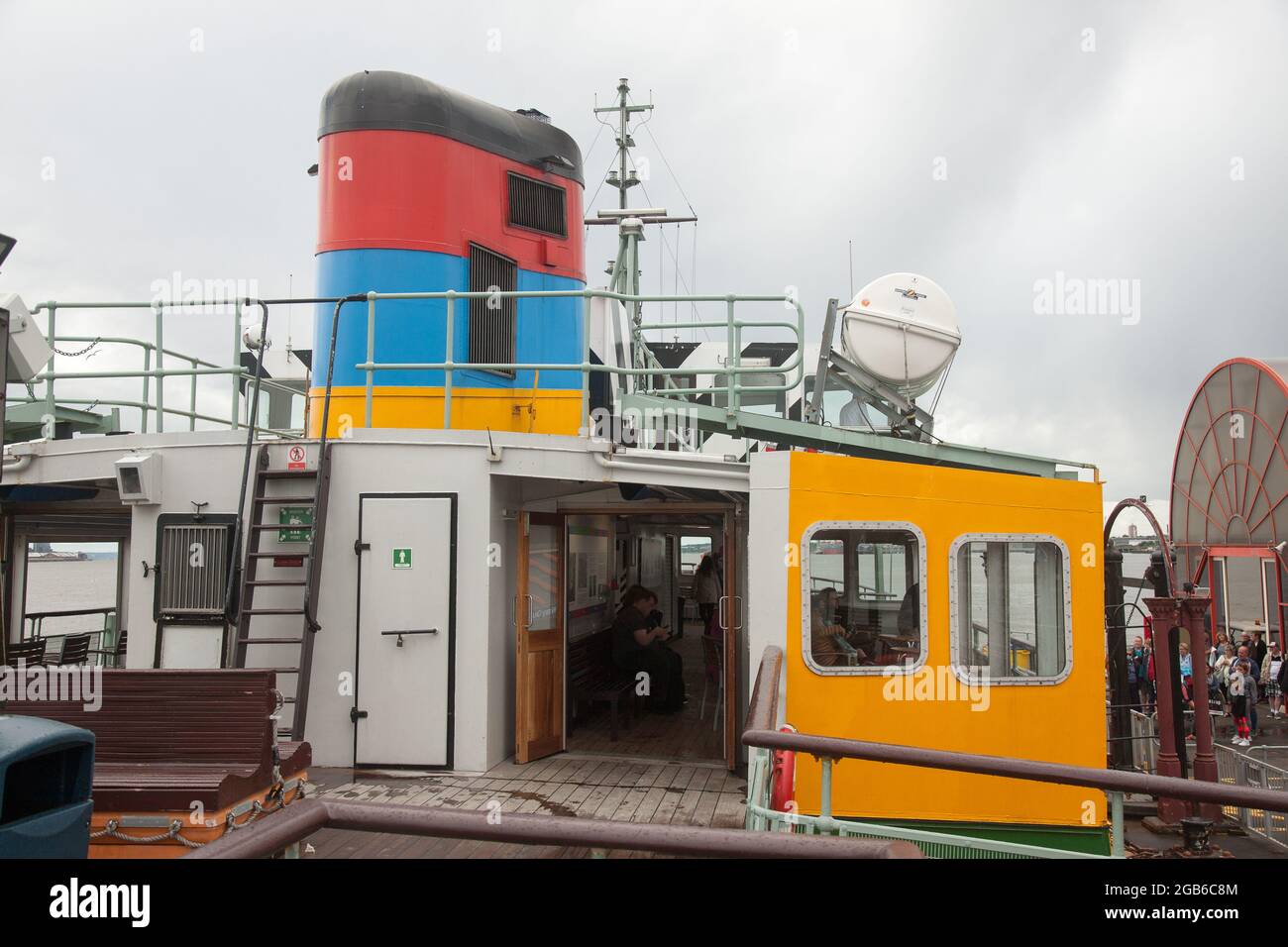 Woodside Birkenhead river Mersey ferry Stock Photo - Alamy