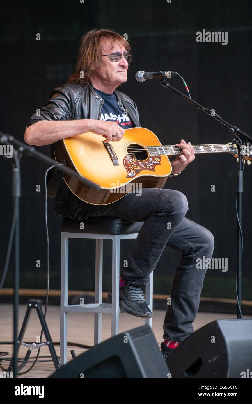 Dieter "Maschine" Birr und Uwe Hassbecker (Silly) im Parktheater Großer Garten in Dresden am 31. ...