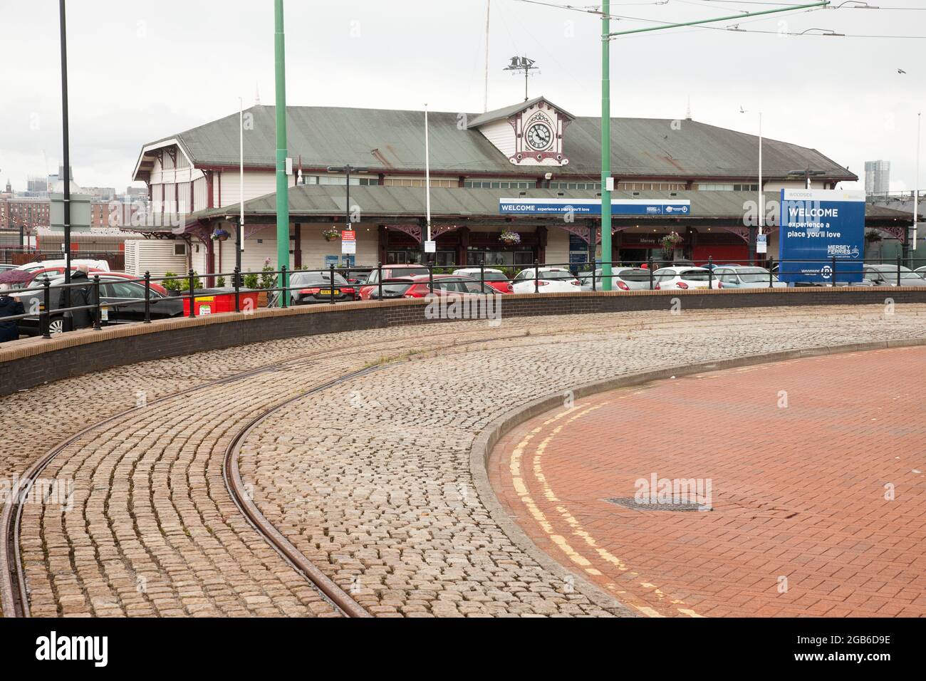 Woodside Birkenhead river Mersey ferry Stock Photo - Alamy