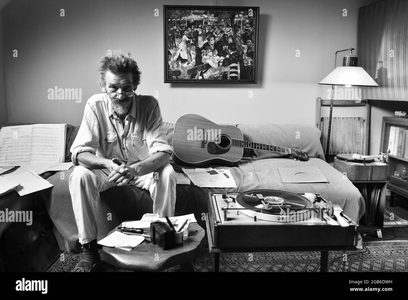 Man playing music uk hi-res stock photography and images - Alamy