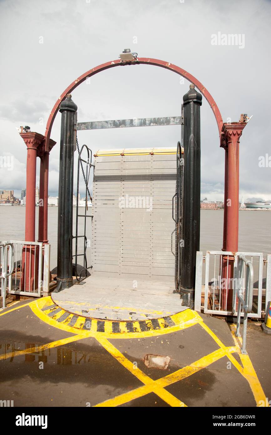 Woodside Birkenhead river Mersey ferry Stock Photo - Alamy