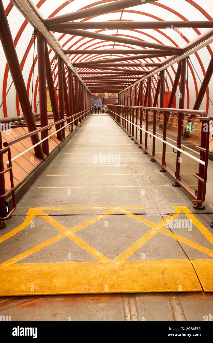 Woodside Birkenhead river Mersey ferry Stock Photo - Alamy