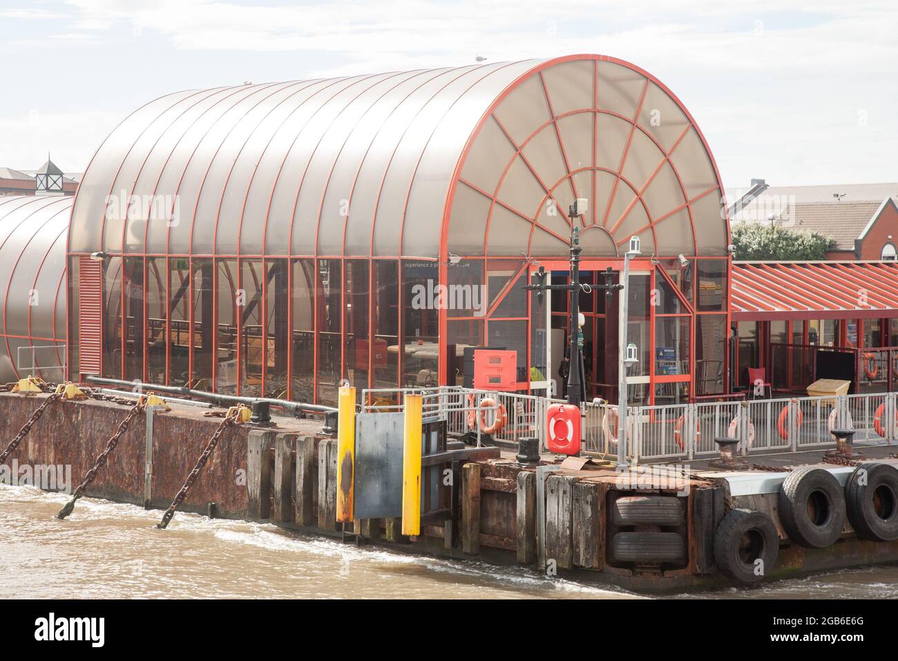 Woodside Birkenhead river Mersey ferry Stock Photo - Alamy