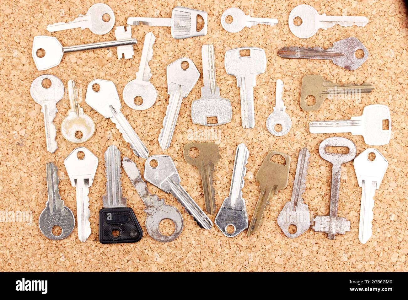 Keys on cork background Stock Photo - Alamy