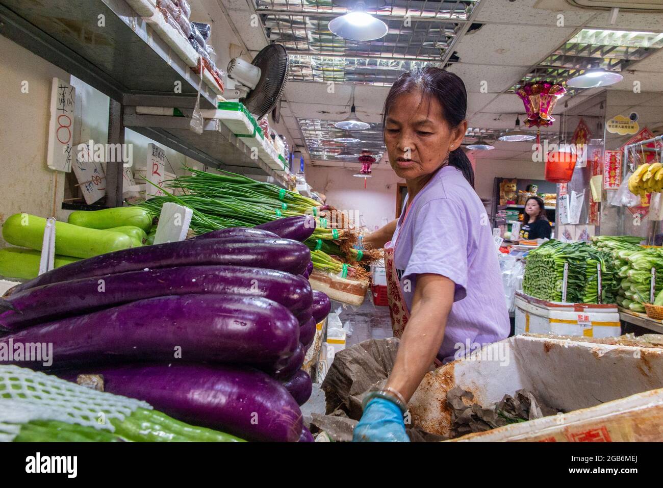 Chinese shop assistant hi-res stock photography and images - Alamy