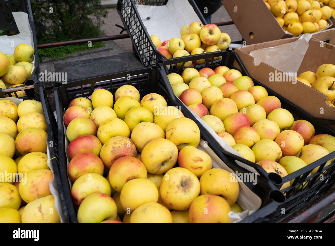 Apples in a box hi-res stock photography and images - Alamy
