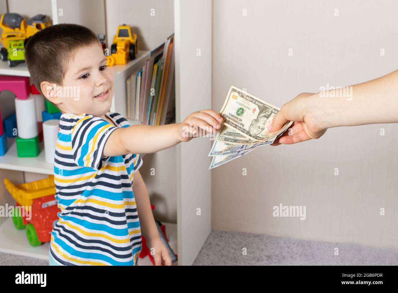 The parent gives the child a 4-year-old son pocket money. Investing ...