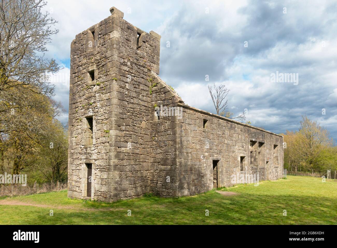 Ruined 16th century castle hi-res stock photography and images - Alamy