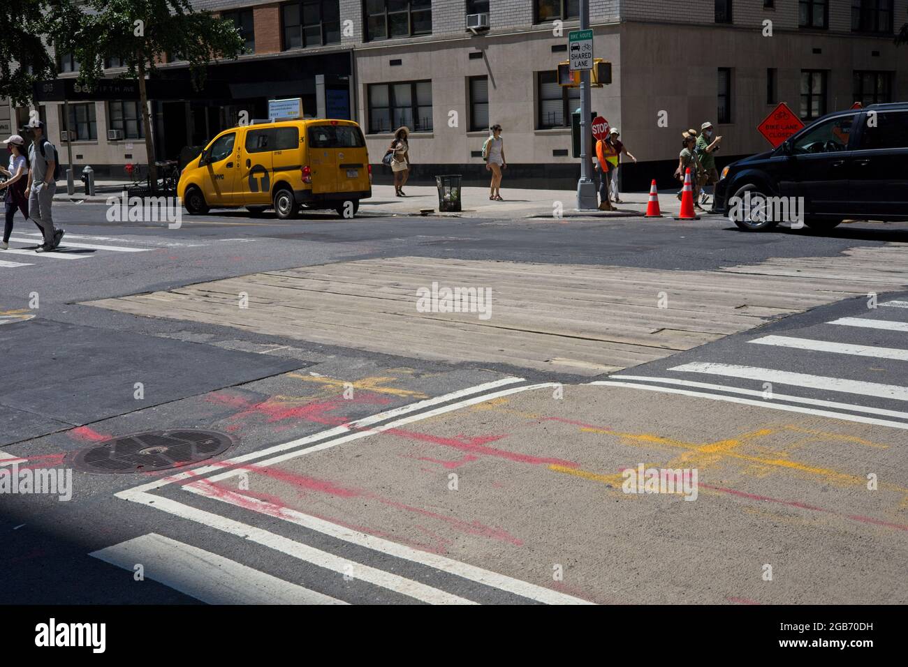 Intersection markings hi-res stock photography and images - Alamy