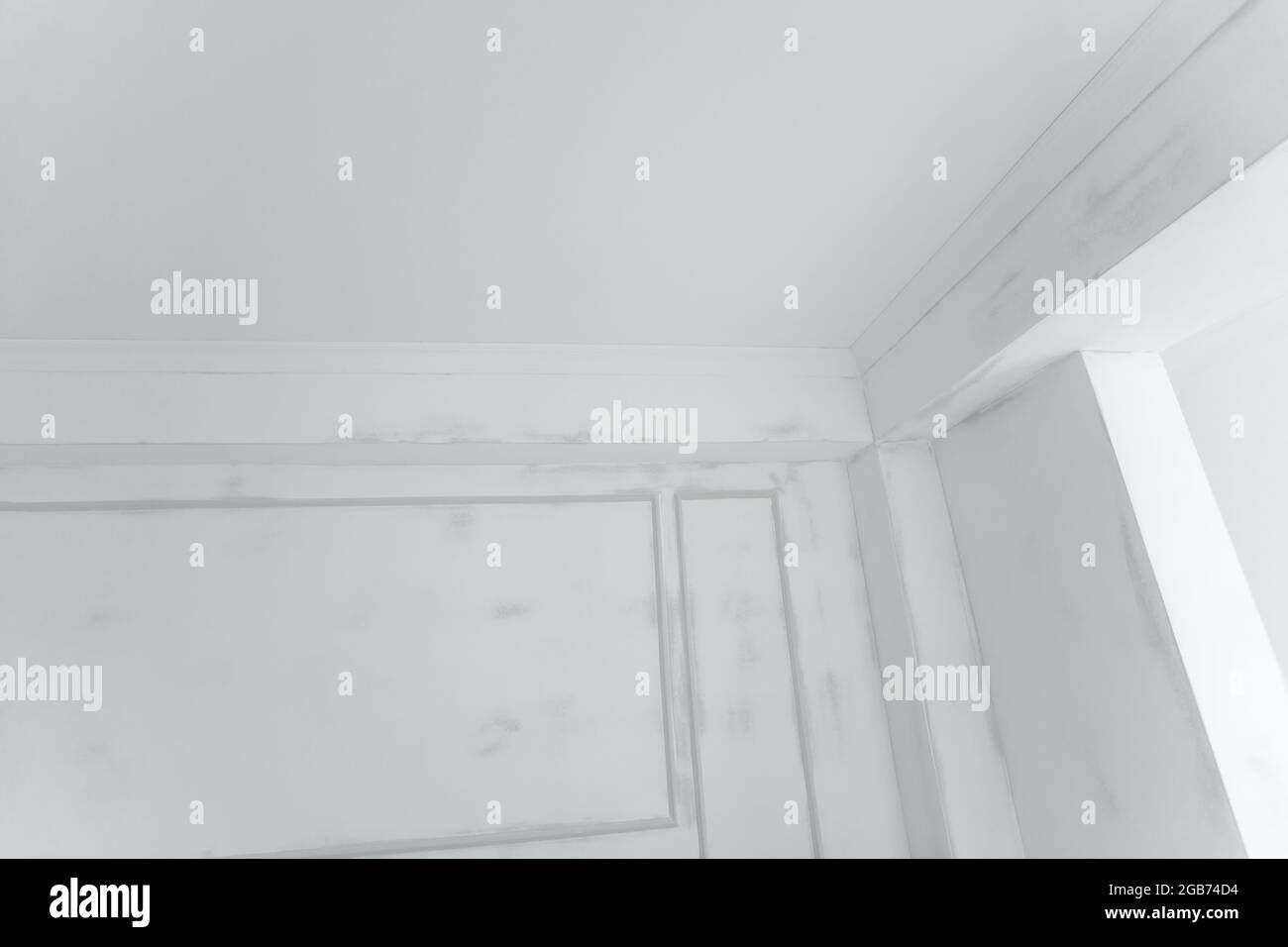 putty of walls repair in the apartment Stock Photo - Alamy