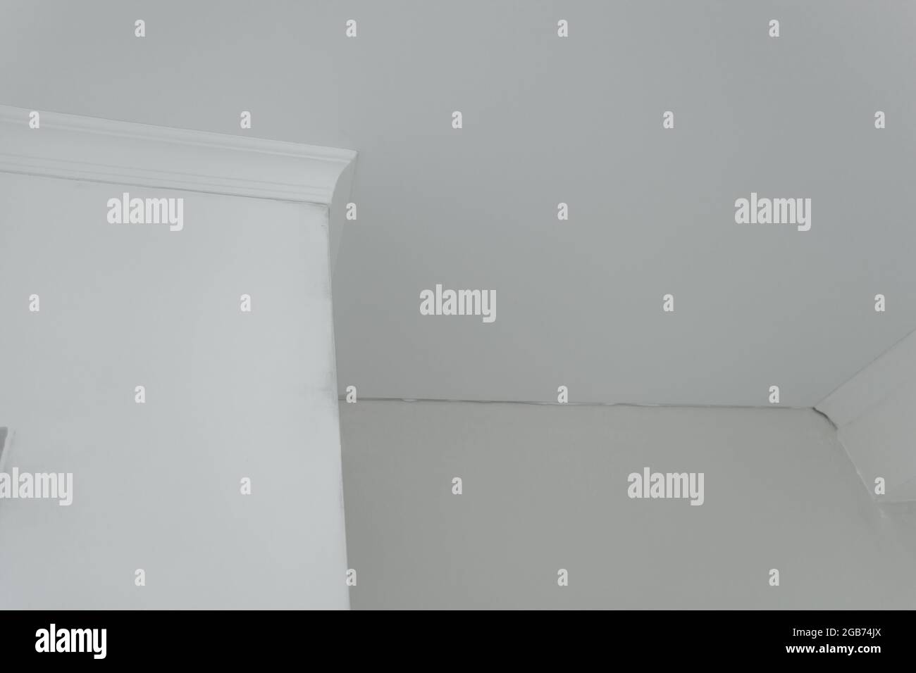 putty of walls repair in the apartment Stock Photo - Alamy