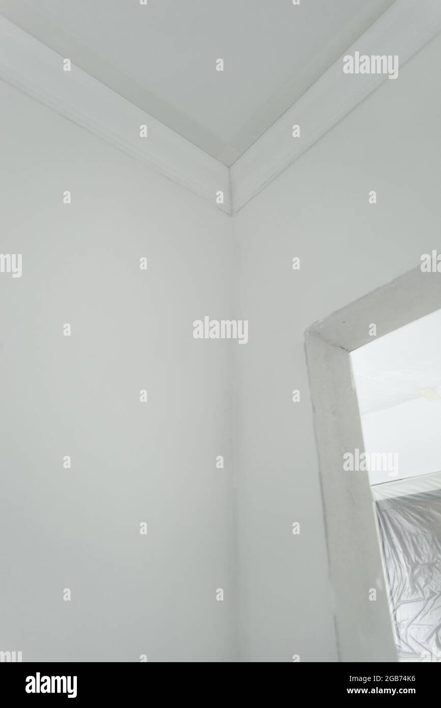 putty of walls repair in the apartment Stock Photo - Alamy