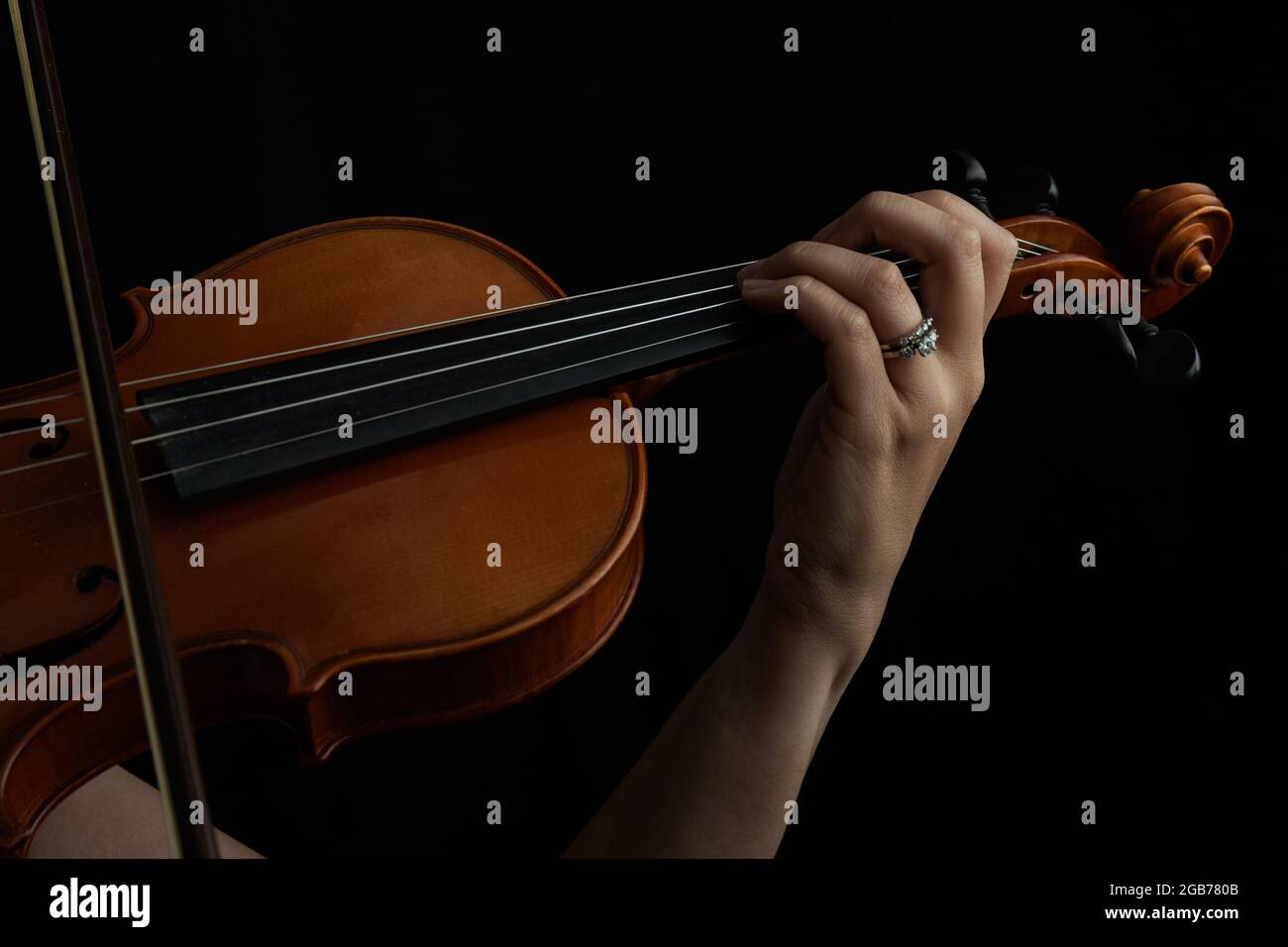 Orchestral violin hi-res stock photography and images - Alamy