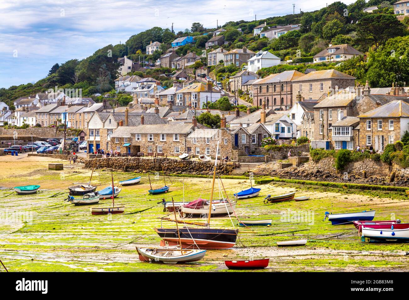 Boats stranded at low tide at Mousehole Harbour, Mousehole, Penwith ...