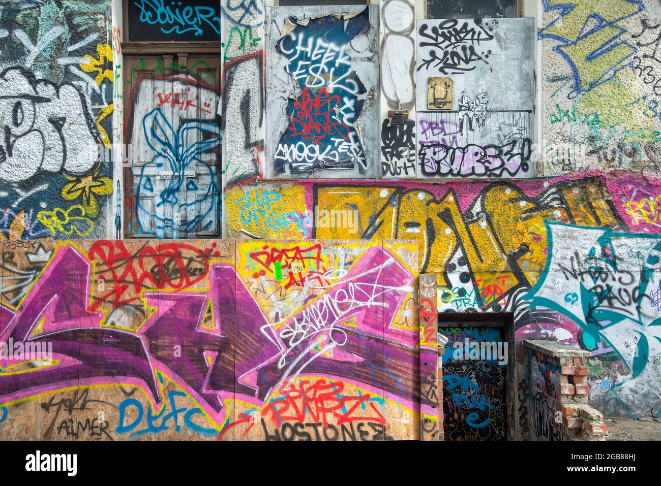 Berlin wall color hi-res stock photography and images - Alamy