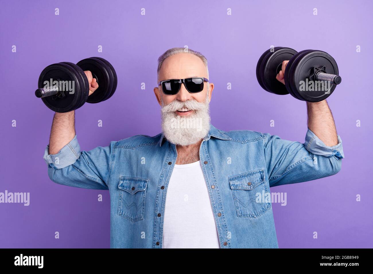 Photo of elderly sportsman bodybuilding muscles strong dumbells ...