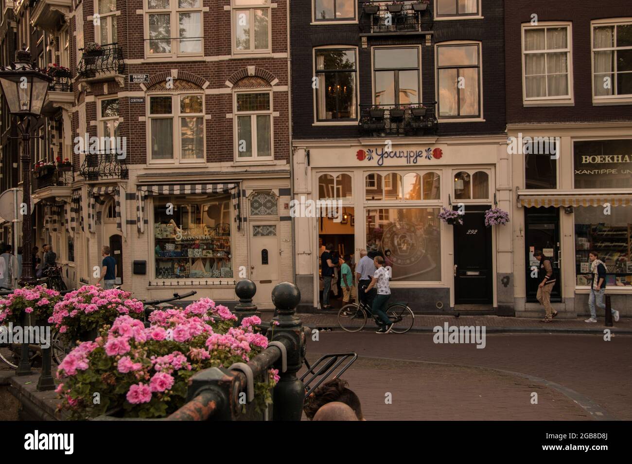 Visible logos hi-res stock photography and images - Alamy