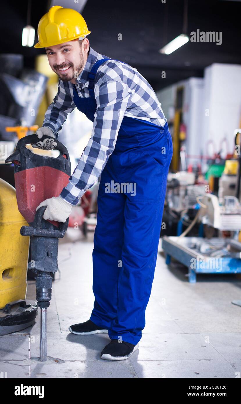 Construction worker using jackhammer hi-res stock photography and ...