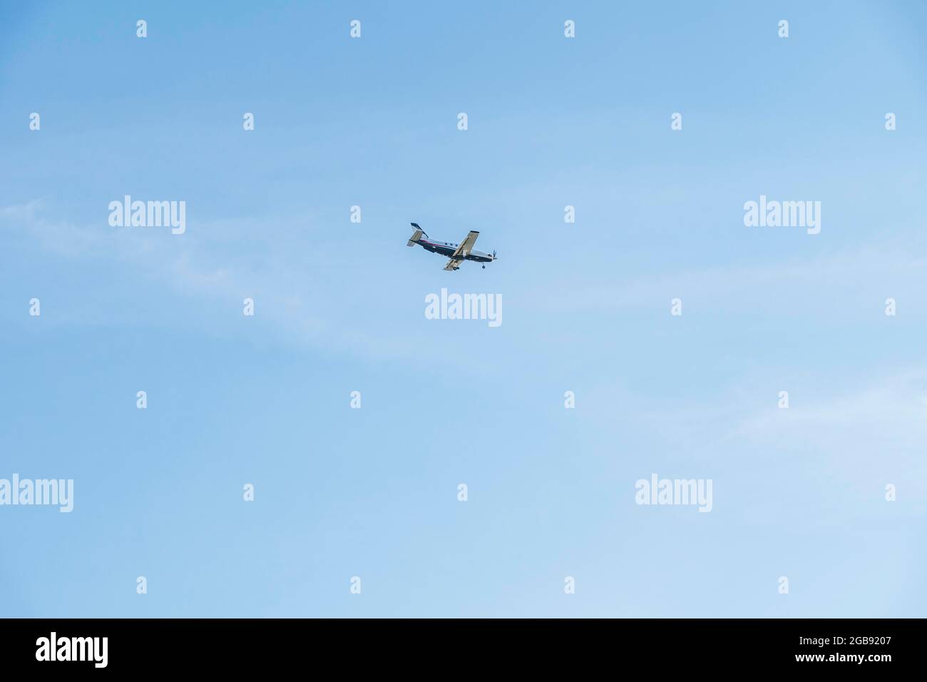Tiny plane landing hi-res stock photography and images - Alamy