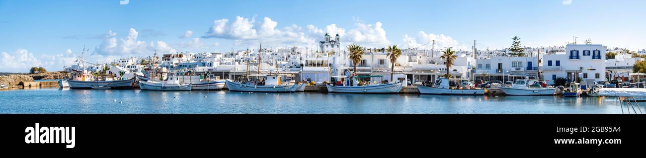 Harbour with fishing boats, town view, Naoussa harbour town, Paros ...