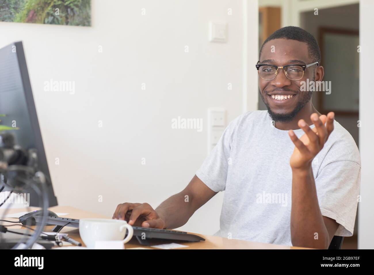 Black man in office desk hi-res stock photography and images - Alamy