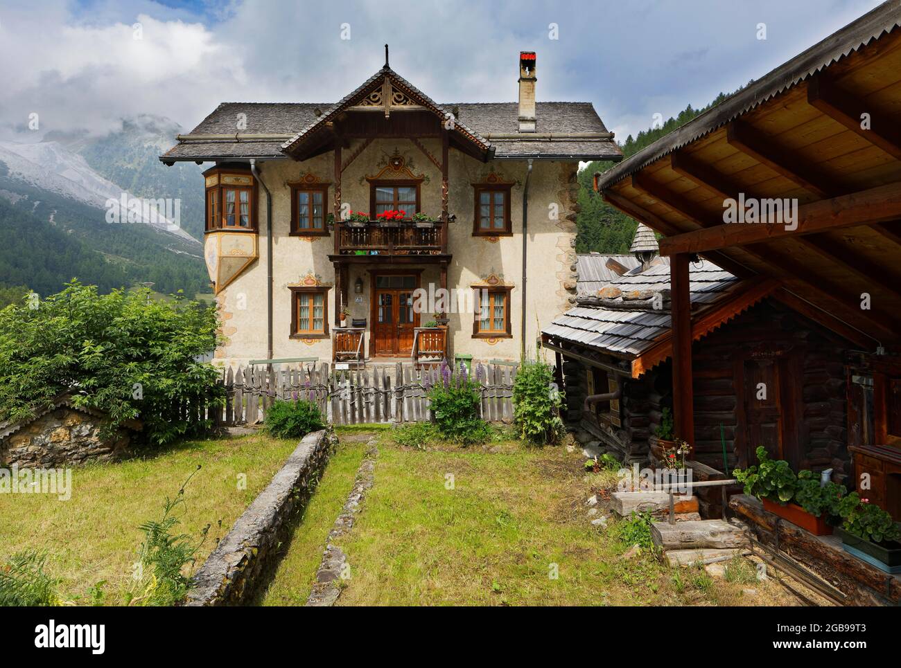 Old farmhouse in traditional style, mountain village Sulden, Solda ...