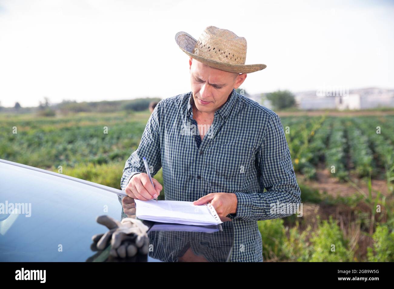 Signing contract farm hi-res stock photography and images - Alamy