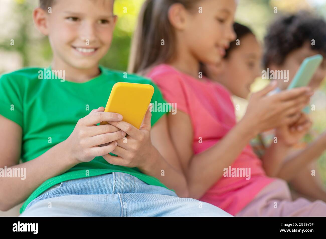 Children playing on smartphone hi-res stock photography and images - Alamy