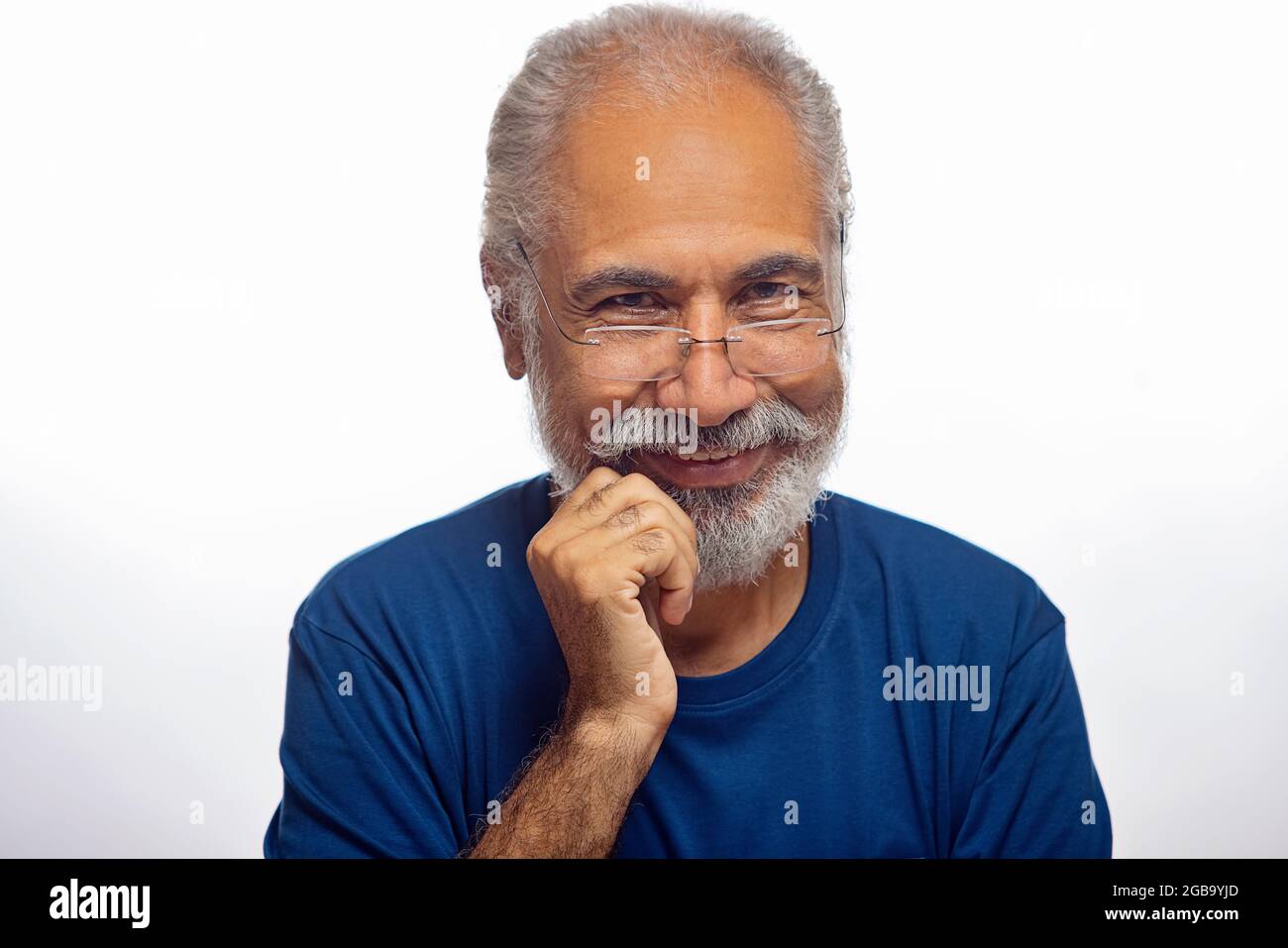 A HAPPY OLD MAN WEARING SPECS LOOKING AT CAMERA Stock Photo - Alamy