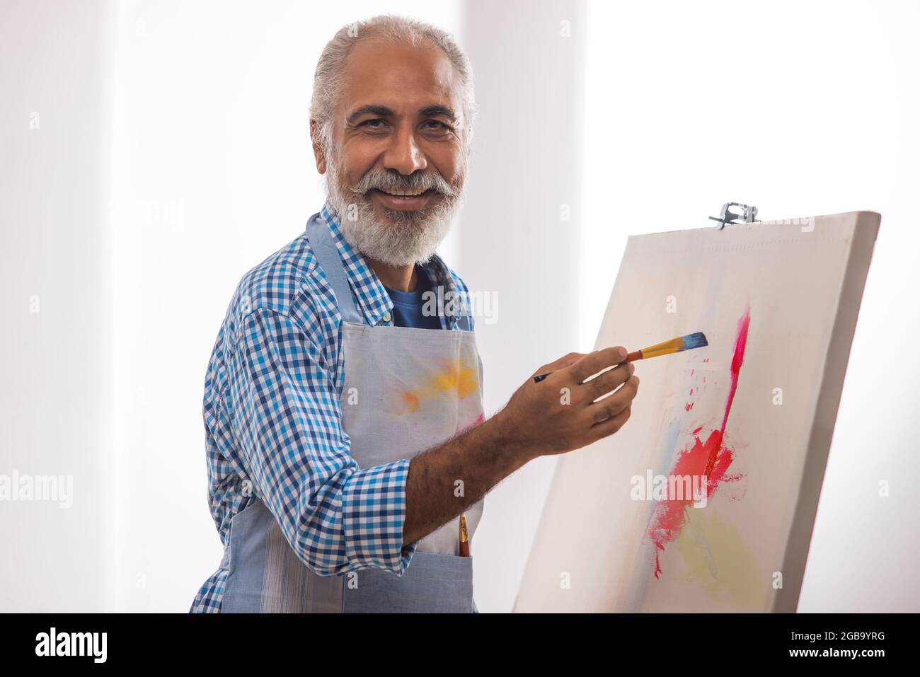 Man looking at paintings hi-res stock photography and images - Alamy