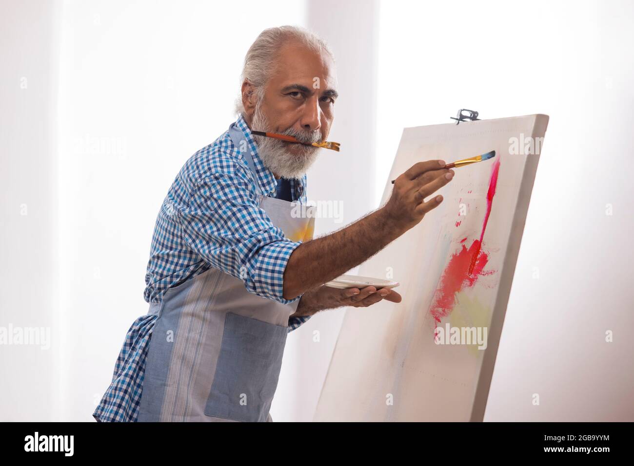 Artist looking hi-res stock photography and images - Alamy