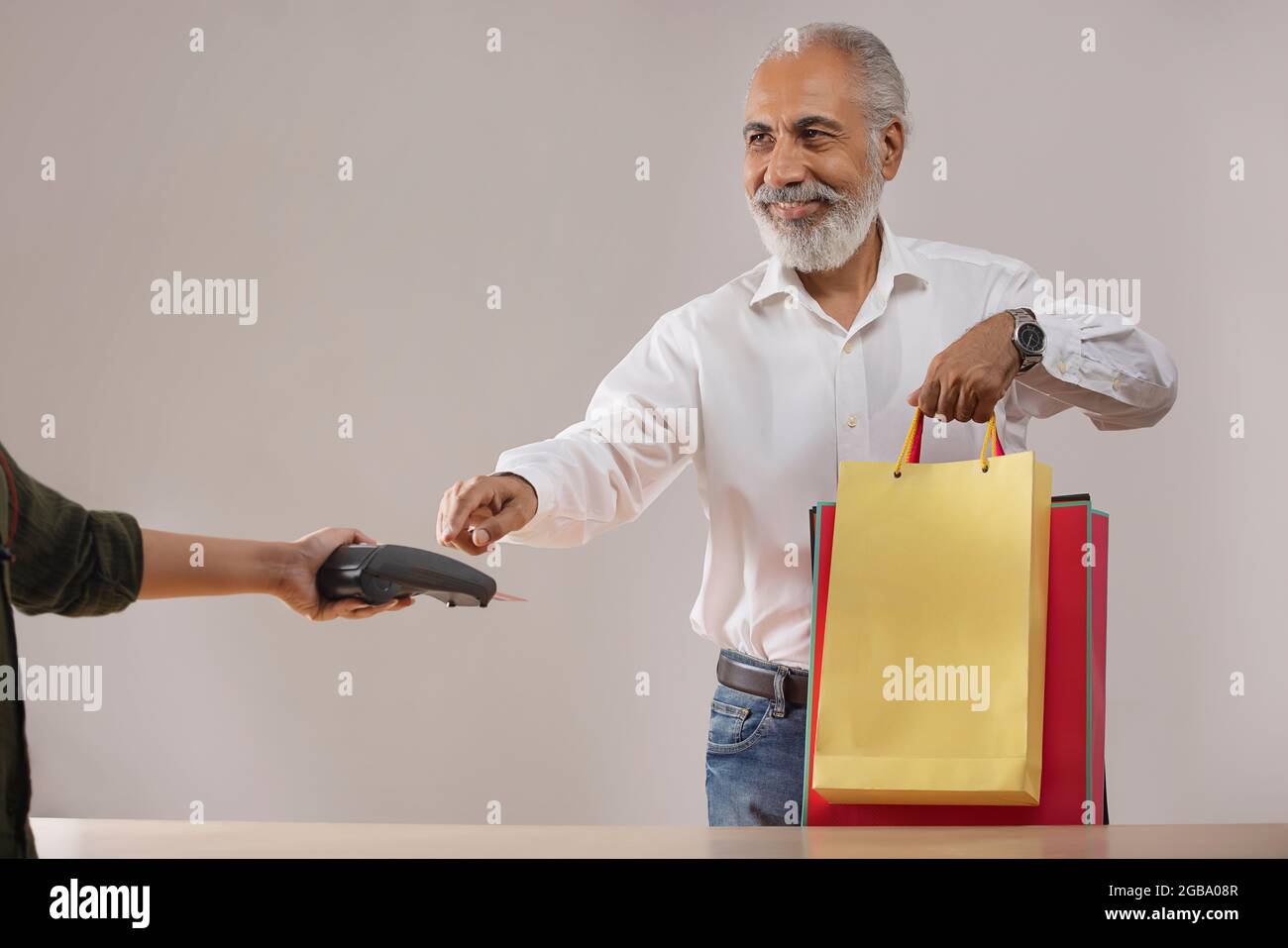 AN OLD MAN USING DEBIT CARD TO PURCHASE ITEMS Stock Photo - Alamy