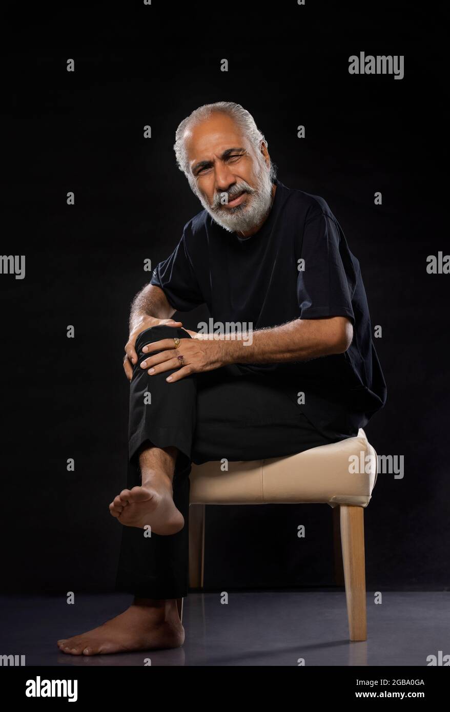 AN OLD MAN LOOKING AT CAMERA WHILE BEING IN PAIN Stock Photo - Alamy