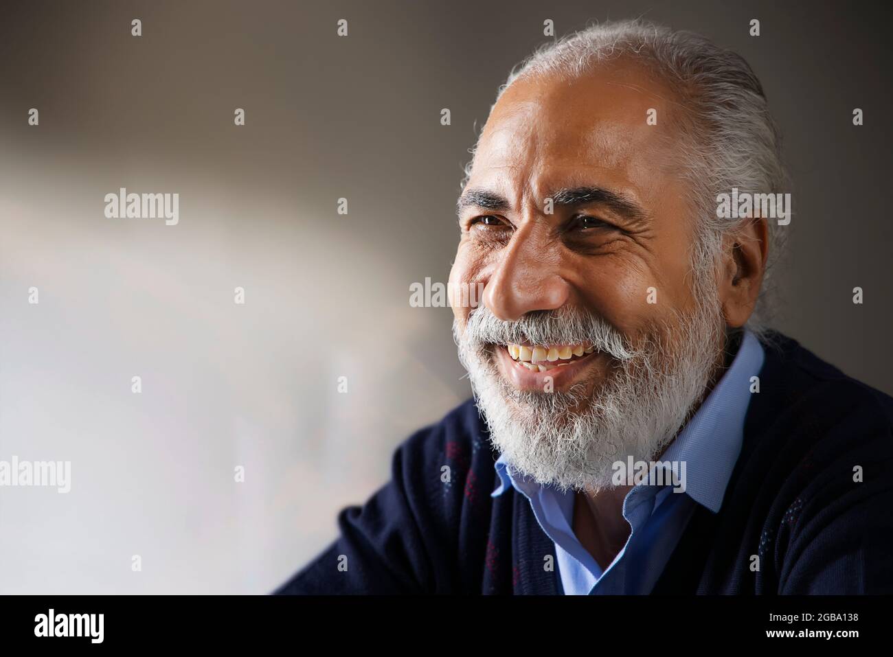 AN OLD MAN LOOKING ABOVE AND LAUGHING Stock Photo - Alamy